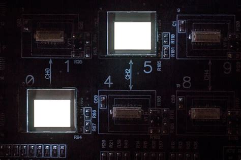 테스트 스테이션에서 여러 개의 Oled 디스플레이를 확인하는 프로세스입니다 디스플레이는 밝게 빛납니다 0명에 대한 스톡 사진 및 기타 이미지 Istock