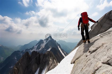 男性攀爬登山者高清图片下载 正版图片600192695 摄图网