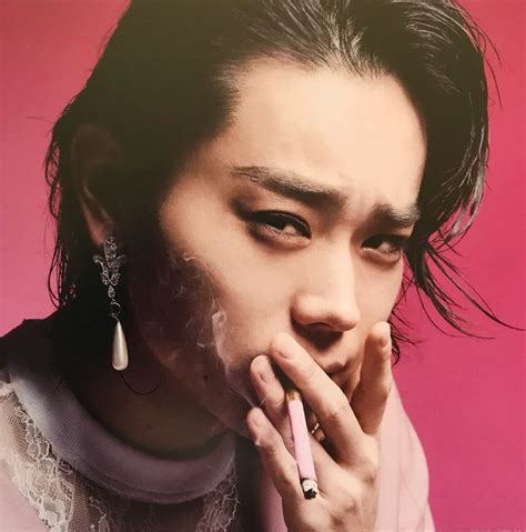 タバコと菅田！ 顔 喫煙女性 アーティスト 写真