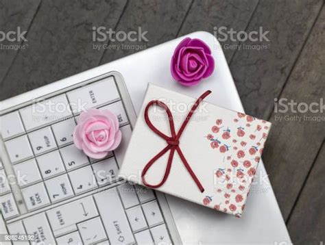 배경에 장미 화이트 노트북 및 빨간 선물 상자의 최고 보기 귀여운에 대한 스톡 사진 및 기타 이미지 귀여운 기념일 꽃