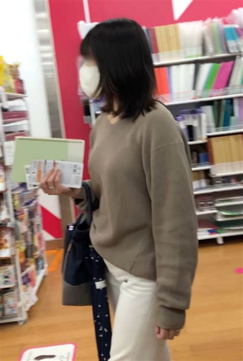 【お買い物中の眺め61】スタイルの良い人妻の柔らかそうなオッパイ！ 36style