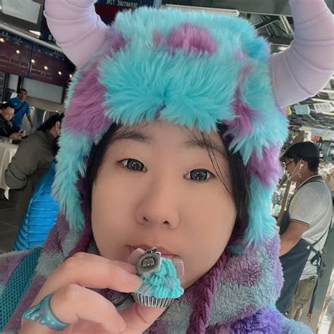 這也不對啊 因為沒有一個人扛全家支出的能力 現在一直要求平等有個很重要的點 就是光靠你一個人想支撐全家支出很難欸 你想要老一輩男外女內 女生給我去洗碗煮飯帶孩子 那你要有優渥的經濟能力啊？ 而