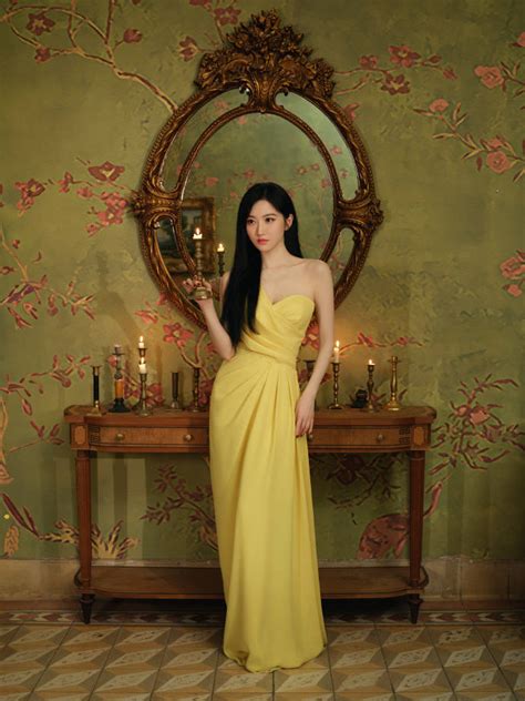 景甜穿黄色抹胸裙复古明媚 手持烛台美如欧洲油画 搜狐大视野 搜狐新闻