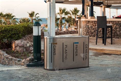 垃圾在垃圾桶里与分类垃圾。回收的垃圾素材 花瓣网