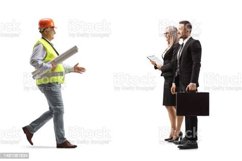 청사진을 들고 사업가와 사업가를 만나는 성숙한 남성 엔지니어의 전체 길이 프로필 샷 청사진에 대한 스톡 사진 및 기타 이미지 청사진 25 29세 55 59세 Istock