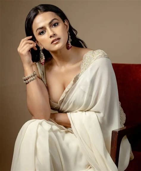 பட வாய்ப்பு இல்லாமல் கவர்ச்சியை கையில் எடுத்த அஜித் பட நடிகை யார்