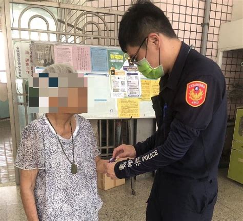 潮警協助失智老婦申請並親自佩戴愛心手鍊 台銘新聞網