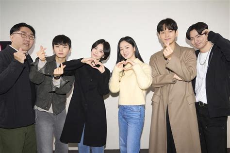 ‘검은 수녀들 160만 넘기고 손익분기점 돌파‥송혜교 전여빈 감격의 손하트
