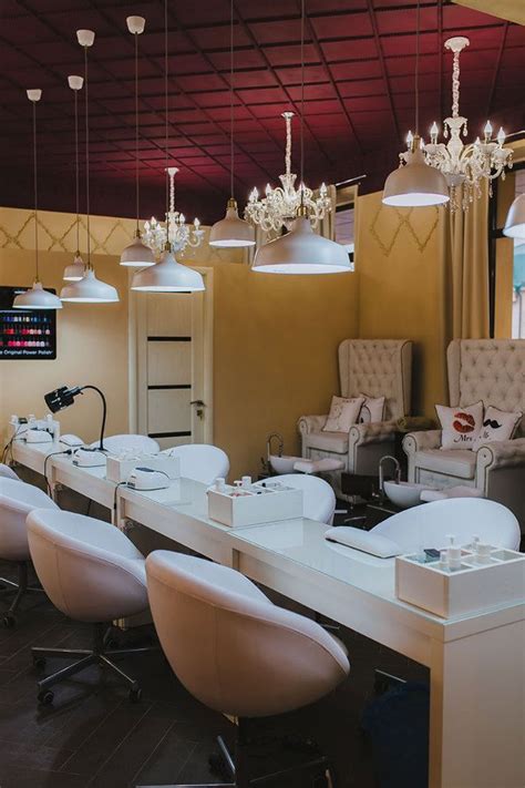 Diseño De Interiores Para Salón De Uñas 3 A 4 Espacios Para Hacer Uñas Con Recepción Sin Baño