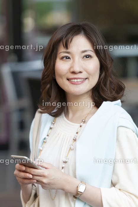 スマートフォンを持つ女性の写真素材 104007723 イメージマート