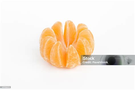 흰색 배경에 고립 된 껍질을 벗긴 오렌지 슬라이스 만다린 0명에 대한 스톡 사진 및 기타 이미지 0명 가득 찬 감귤