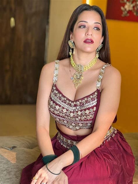 બોલ્ડ પરંતુ ટ્રેડિશનલ આઉટફિટમાં જોવા મળી મોનાલિસા જુઓ લેટેસ્ટ ફોટોશૂટ