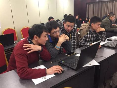 儿子着迷游戏，程序员父亲辞职创业带火了少儿编程培训
