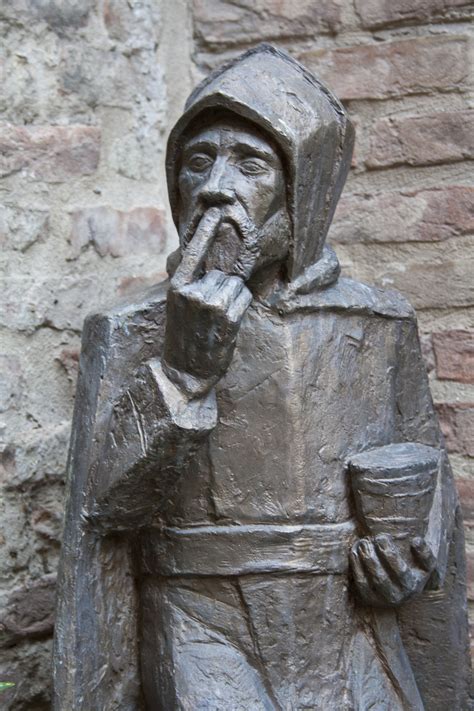 Монах скульптура