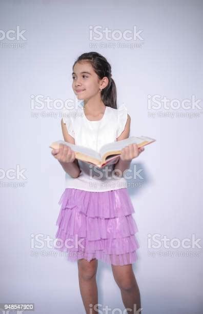 여자는 책을 쓰기를 기록 합니다 그것은 흰색 배경에 고립 된 교육에 대한 스톡 사진 및 기타 이미지 교육 귀여운 미소