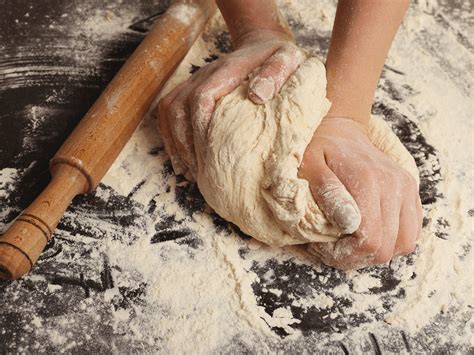 パン職人になるにはどうすればいい？役に立つ資格や学校・求人情報について│ホプラス｜女性の資格・転職・就職・キャリアアップをサポートするメディア