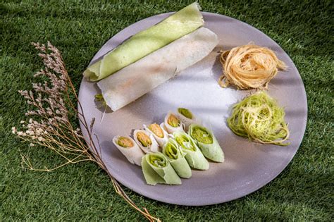 로티 새이 마이는 페이스트리 반죽으로 싸인 태국 면 사탕의 이름입니다 로티에 대한 스톡 사진 및 기타 이미지 로티 0명