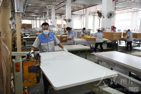 广西北海园区外贸订单生产忙 人民图片网