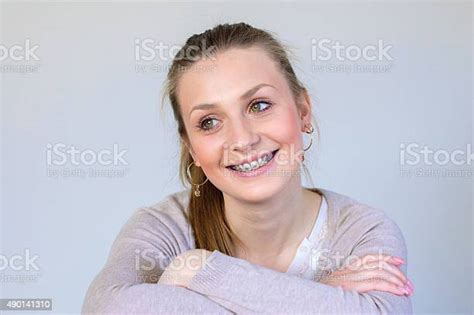 Gadis Cantik Bahagia Dengan Kawat Gigi Foto Stok Unduh Gambar