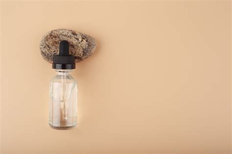 카피 공간이있는 베이지 색 배경에 대한 돌에 스킨 케어용 피부 세럼 이나 오일이있는 유리 병 0명에 대한 스톡 사진 및 기타
