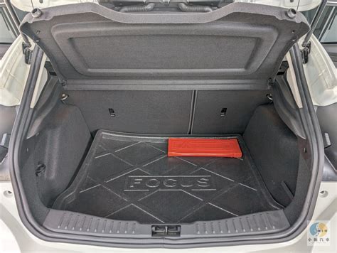 2015 Ford Focus 5d Ecoboost 180汽油頂級運動型 15 自排 白 小施汽車商行