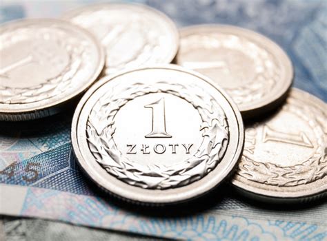 Kurs walut Złoty zyskiwał do euro ale tracił do dolara Forsal pl