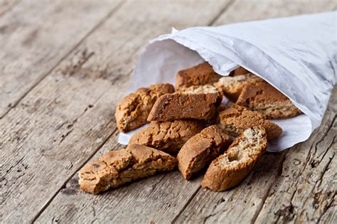전통적인 이탈리아 쿠키는 Ructic 나무 테이블 배경에 흰색 종이 가방에 Cantuccini 0명에 대한 스톡 사진 및 기타