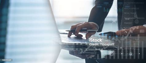 비즈니스 데이터 분석 재무 및 투자 개념 판매 데이터 재무 그래프 성장 차트 사업 계획 전략 및 개발을 분석하는 랩톱 작업을 하는 사업가 개념에 대한 스톡 사진 및 기타