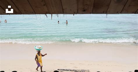 Foto Mujer En Bikini Azul Y Blanco Parada En La Orilla De La Playa