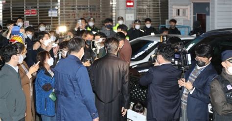 검찰 민주연구원 압수 수색 시도 8시간 만에 철수