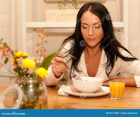 Desayuno Para La Mujer Joven Foto De Archivo Imagen De Comer Feliz