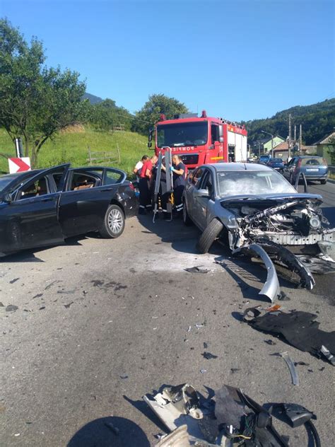 FOTO Accident în lanț cu 4 victime Mașina unui sătmărean izbită frontal