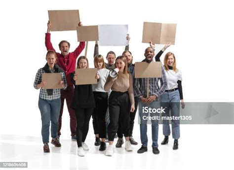 흰색에 빈 플래카드를 들고 비명을 지르는 사람들의 정서적 다문화 그룹 감정에 대한 스톡 사진 및 기타 이미지 감정 공격성 남성 Istock