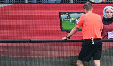 Schiri Im Fokus Darum Sah Hsv Profi Jatta Nicht Die Rote Karte Mopo