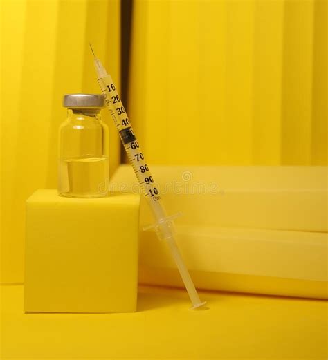 Spuit En Ampul Op Podium Op Gele Gekleurde Achtergrond Vaccinatie