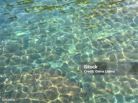 바다 바다 푸른 청록색 자연 배경 잔물결 바다가 반짝이는 잔잔한 물의 오버 헤드 뷰 낙원 석호에서 맑고 투명한 물이있는 아름다운 여름 바다 풍경 0명에 대한 스톡 사진 및