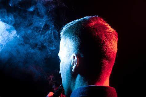 셔츠는 Vape 흡연과 좀처럼 주위에 남자의 머리 뒤쪽에서 보기의 검은색 자신 으로부터 다른 면 블루 멀티 컬러 연기 절연 배경