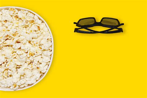 판지 그릇과 노란색 배경과 텍스트 평면도 밝은 여름 개념에 대 한 공간에 3 차원 시네마 안경에 팝콘 0명에 대한 스톡 사진 및 기타 이미지 Istock