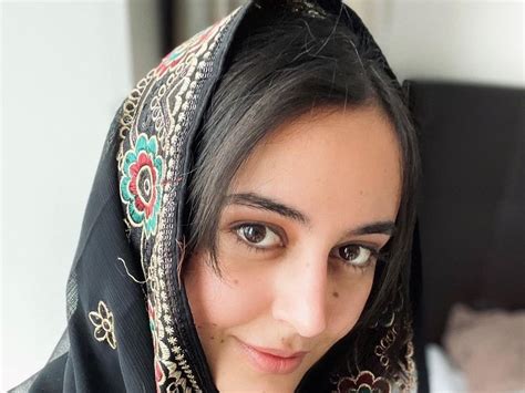 पोर्न फिल्मों में पहना हिजाब तालिबान बना दुश्मन Yasmeena Ali Adult Actress Wears Hijab In
