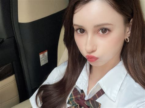 ダレノガレ明美、美脚あらわな超ミニ丈の33歳制服ショット！ 「フツーに似合ってるのが怖い」「天使やんけ」 All About ニュース