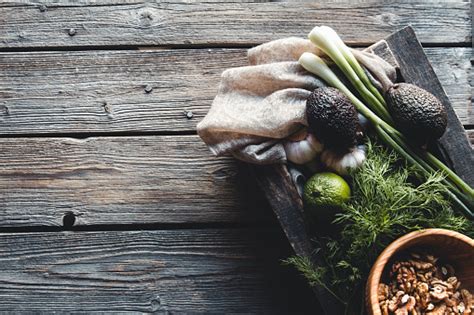 요리 녹색 허브 시금치 딜 파슬리 흰색 배경에 고립 된 나무 상자에 아보카도 고수에 대한 스톡 사진 및 기타 이미지 고수 골파 다양 Istock