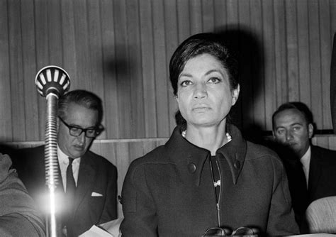 عکس اشرف و شمس پهلوی در کنار فوزیه در محوطه سعدآباد؛ سال ۱۳۱۸