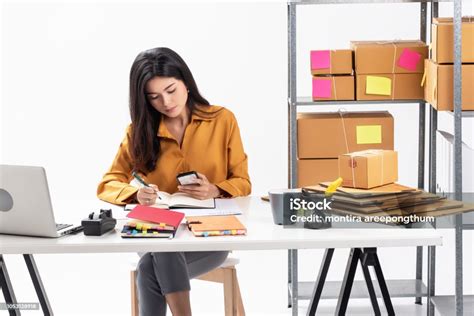 선 젊은 아름 다운 기업 여자 10 대 사업에 사업에서 소유자 작업 및 사용 노트북 전화 프롬 고객 수신 주의 우편으로 제품을 보낼 Prepair 고객에 대한 스톡 사진 및