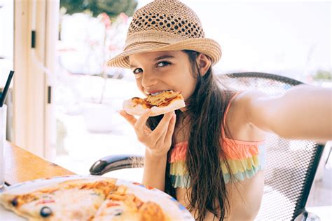 해변에서 레스토랑에서 피자를 즐기는 귀여운 소녀 피자 시간 어린이 초상화 복사 공간 셀카 만들기 8 9 살에 대한 스톡 사진 및 기타 이미지 Istock