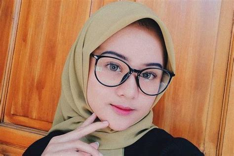 Meniilik 5 Model Kacamata Untuk Wajah Bulat Berjilbab Varia Katadata