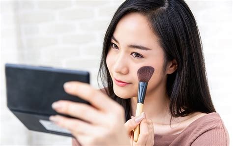 √ Begini Langkah Melakukan Make Up Natural Untuk Pemula Cantiknya