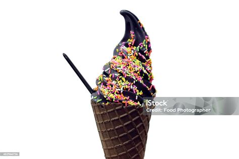 검은 냉동 요구르트 숯 또는 소프트 아이스크림 콘에 흰색 배경에 고립 프리미엄 우유 저지방 요구르트 복사 공간 기계 아이스크림에 대한 스톡 사진 및 기타 이미지 Istock