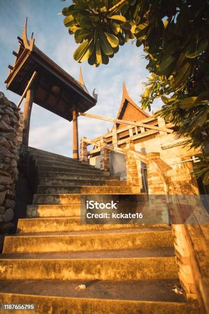 콘크리트 단계사다리 텍스처 시멘트 콘크리트 계단 건물에 추상 현대 콘크리트 계단 배경 에 대한 계단의 단계 노인 콘크리트 계단을 내려다 보고 있습니다 오래된 계단입니다 0