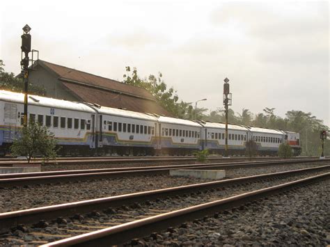 Kereta Api Indonesia Rangkaian Sawunggalih Utama Di Stasiun Kutoarjo