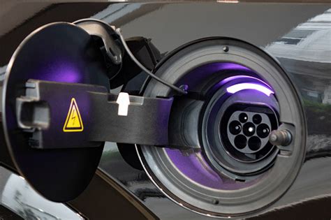 전원 공급 장치는 전기 자동차에 연결의 클로즈업 대체 연료 자동차에 대 한입니다 에코친화적인 대체 에너지 개념 0명에 대한 스톡 사진 및 기타 이미지 Istock